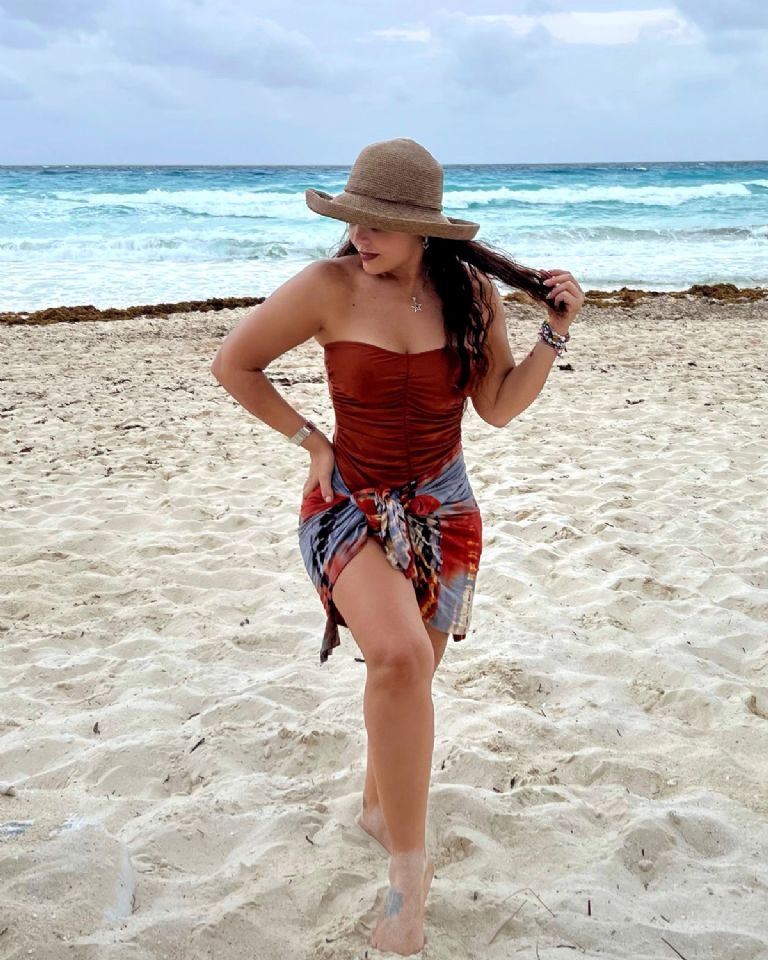 Tatiana Impone Estilo En Elegante Traje De Baño Ideal Para Mujeres